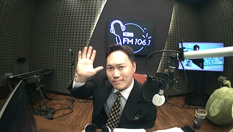 'DJ 찰떡이네♥' 송진우 라디오 데뷔 축하하러 온 소속사 대표님